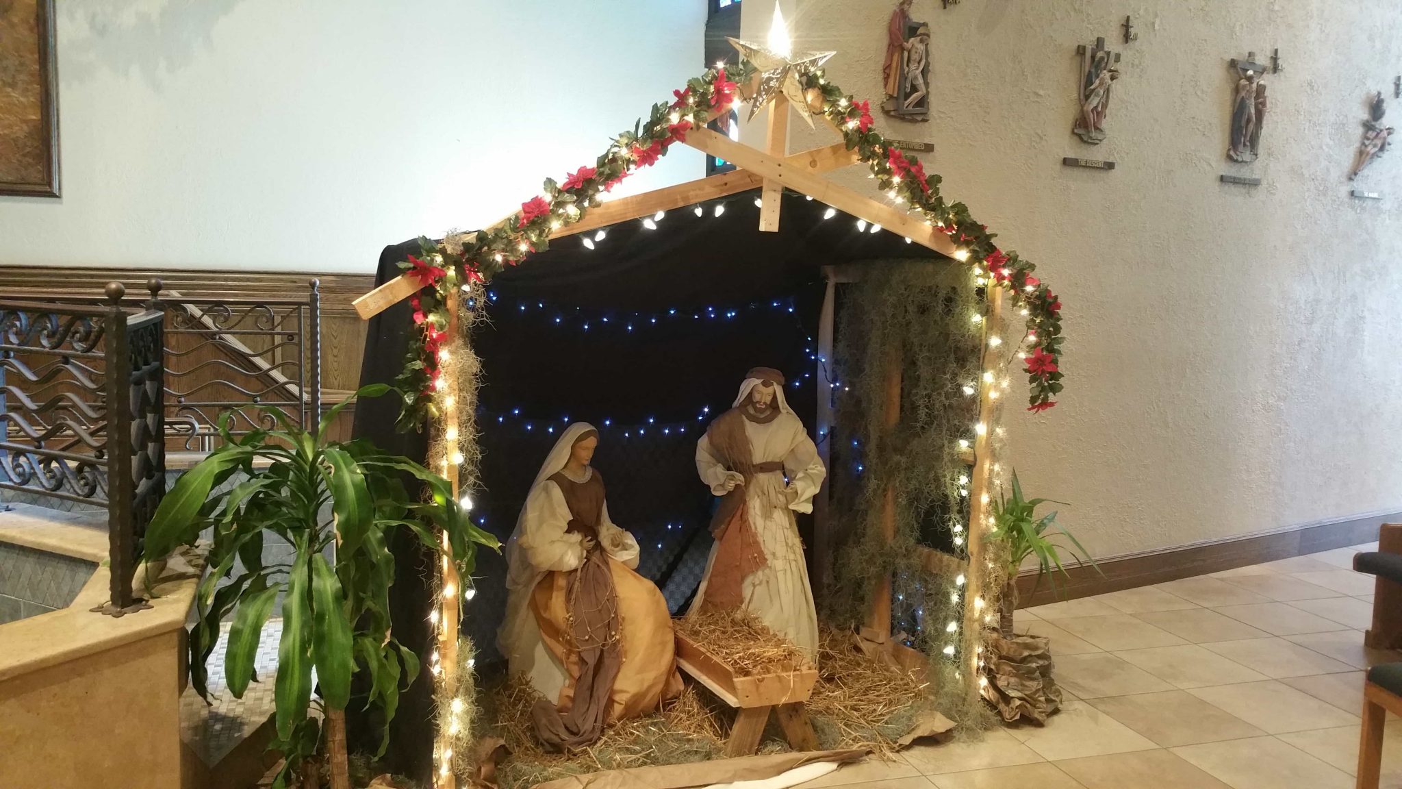 Blessed Trinity Catholic Church Christmas Decorations - Moisés Cardona